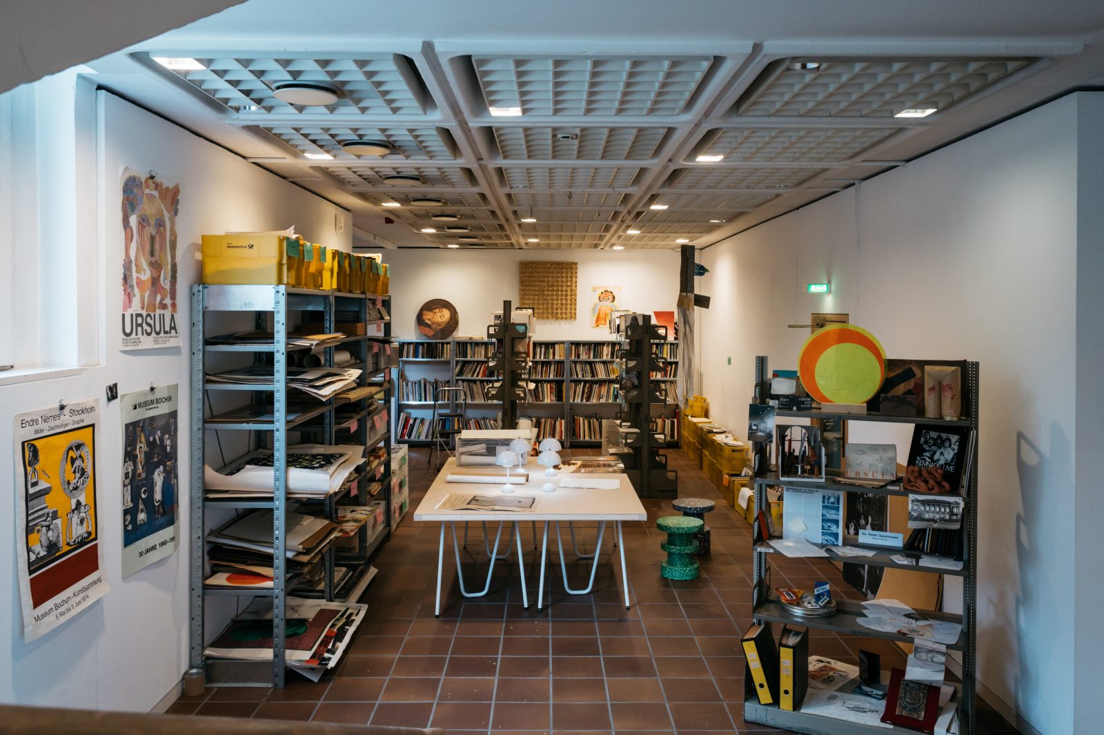 DAS SURREALISTISCHE BÜROFührung durch das Archiv von Peter Spielmann ...